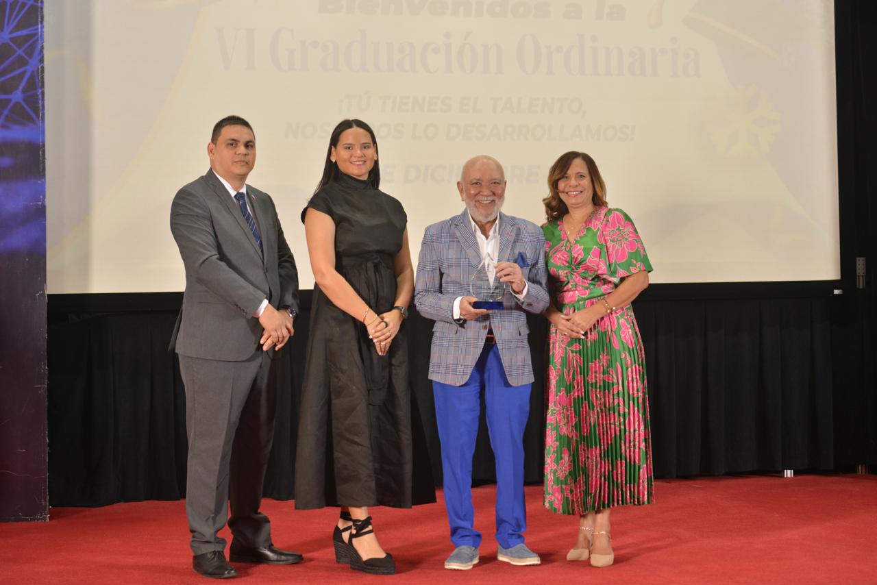 Reconocen los 50 años de trayectoria de Jochy Santos en la comunicación