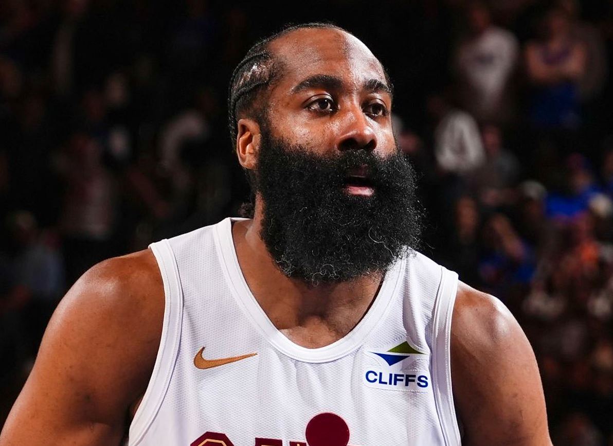 Harden enfrenta cargos tras ser detenido con un arma visible en su vehículo